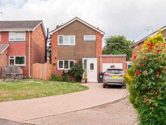 4 Bedrooms Detached house for sale in Selborne Close, Hook RG27