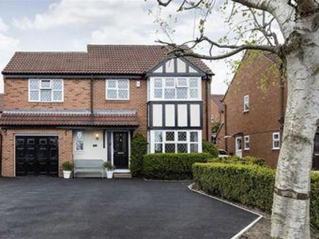 4 Bedrooms Detached house for sale in Tudor Close, Farsley, Pudsey LS28