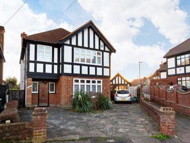 4 Bedrooms Detached house for sale in Tudor Close, Woodford Green IG8