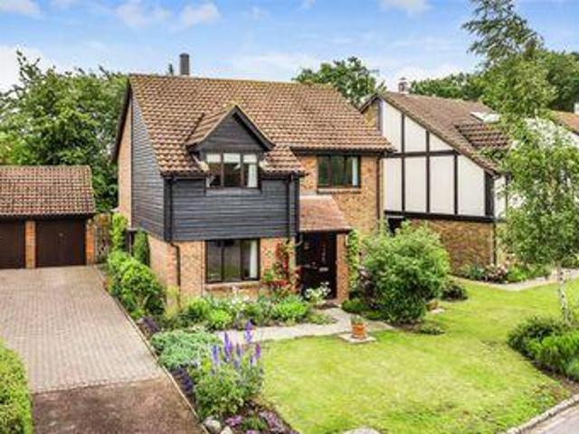 4 Bedrooms Detached house for sale in The Fieldings, Horley, Surrey RH6
