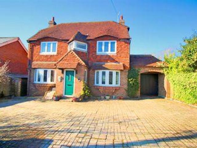 4 Bedrooms Detached house for sale in The Green, Catsfield, Battle TN33