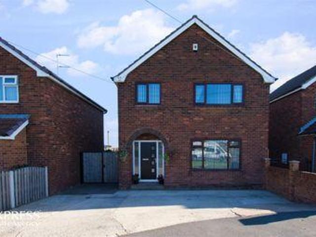 4 Bedrooms Detached house for sale in Wakefield Road, Swillington, Leeds, West Yorkshire LS26
