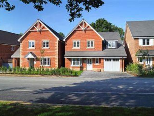 4 Bedrooms Detached house for sale in West End, Woking, Surrey GU24