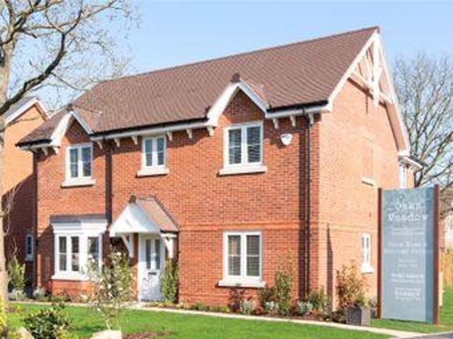 4 Bedrooms Detached house for sale in West End, Woking, Surrey GU24