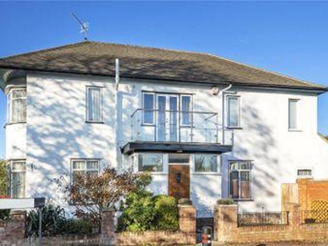 4 Bedrooms Detached house for sale in Westbury Close, Ruislip, Middlesex HA4
