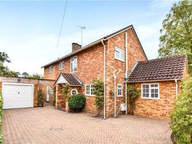4 Bedrooms Detached house for sale in Westover Road, Fleet, Hampshire GU51