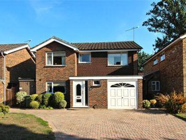 4 Bedrooms Detached house for sale in Woking, Surrey GU21
