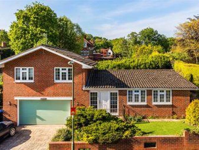 4 Bedrooms Detached house for sale in Woking, Surrey GU22