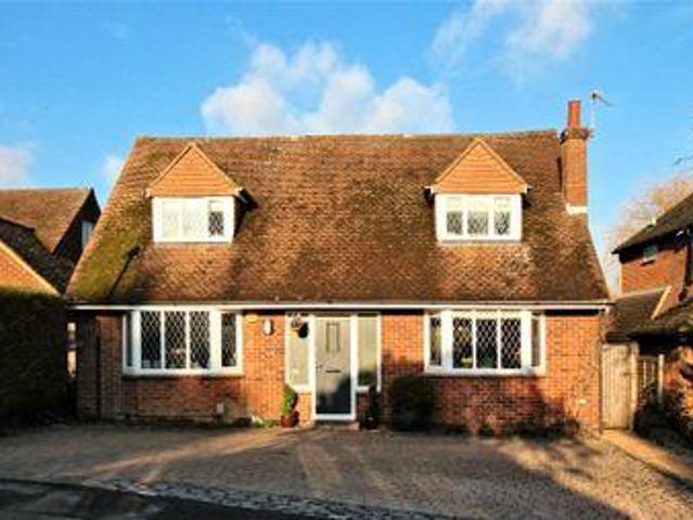 4 Bedrooms Detached house for sale in Woking, Surrey GU22