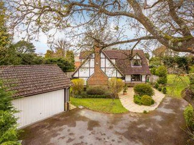 4 Bedrooms Detached house for sale in Woking, Surrey GU22