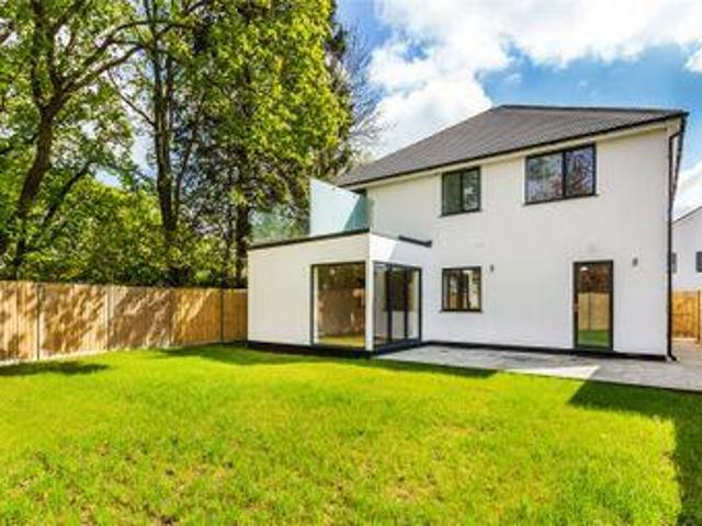 4 Bedrooms Detached house for sale in Woking, Surrey GU22