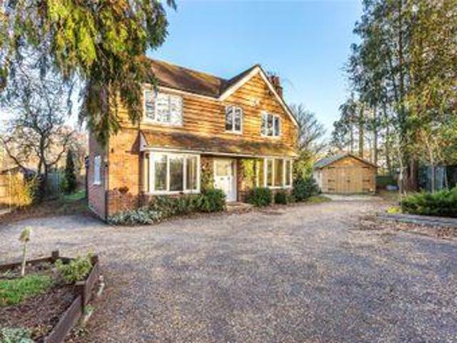 4 Bedrooms Detached house for sale in Woking, Surrey GU22