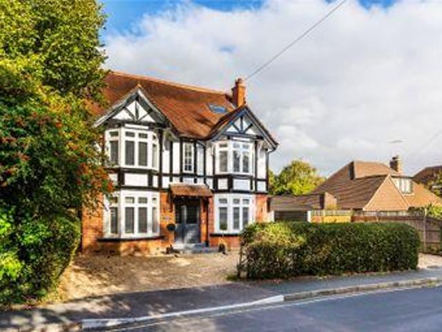 4 Bedrooms Detached house for sale in Woking, Surrey GU22