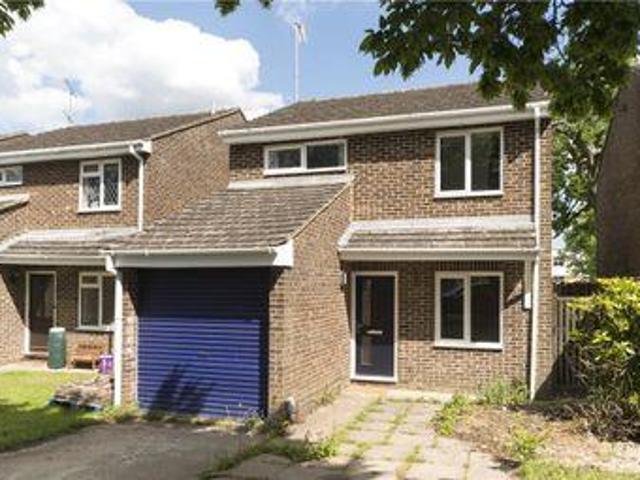 4 Bedrooms Detached house for sale in Woodbridge Road, Darby Green, Blackwater GU17