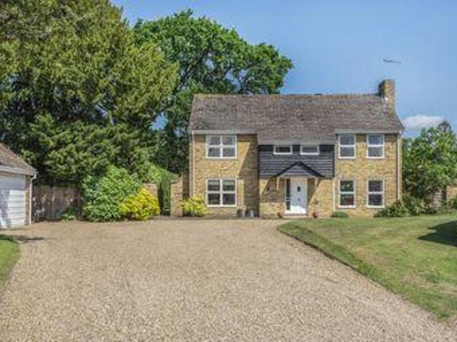 4 Bedrooms Detached house for sale in Woodend Park, Cobham KT11
