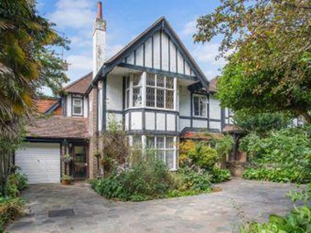 4 Bedrooms Detached house for sale in Woodland Drive, Hove BN3