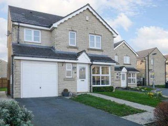 4 Bedrooms Detached house for sale in Yateholm Drive, Bradford BD6