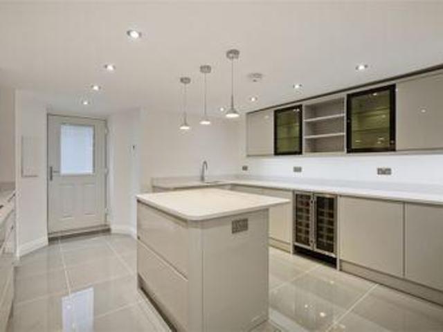 4 Bedrooms Detached house for sale in 4 Wharfe View Road, Ilkley, West Yorkshire LS29