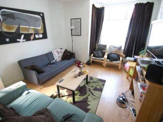 4 Bedrooms End terrace house for rent in Village Place, Burley, Leeds LS4