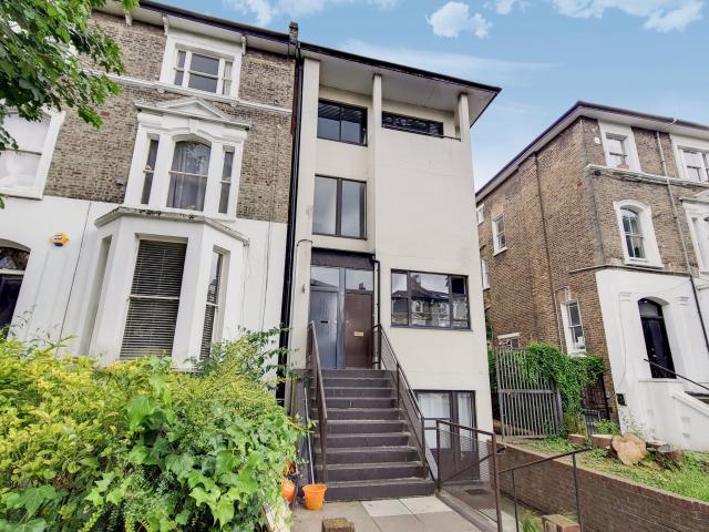 4 Bedrooms Flat for Rent in Caversham Road | Foxtons