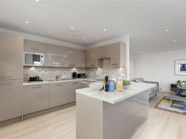 4 Bedrooms Flat for rent in Canal Walk, Edinburgh, Midlothian EH3