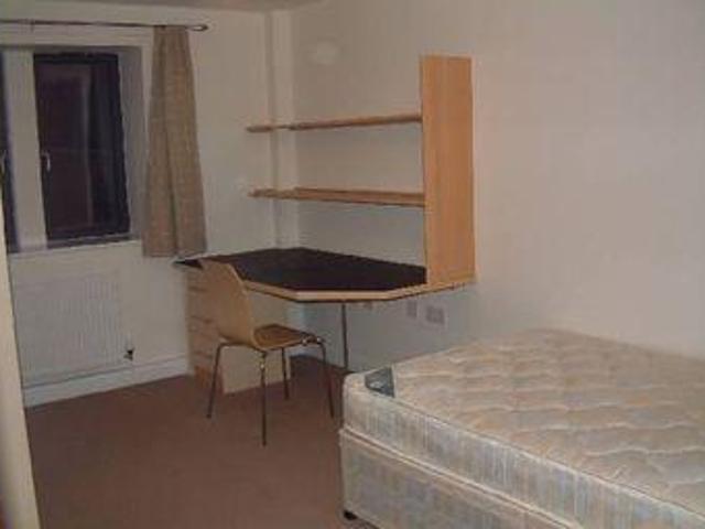 4 Bedrooms Flat for rent in Carmine House, Kirkstall Lane, Leeds LS5