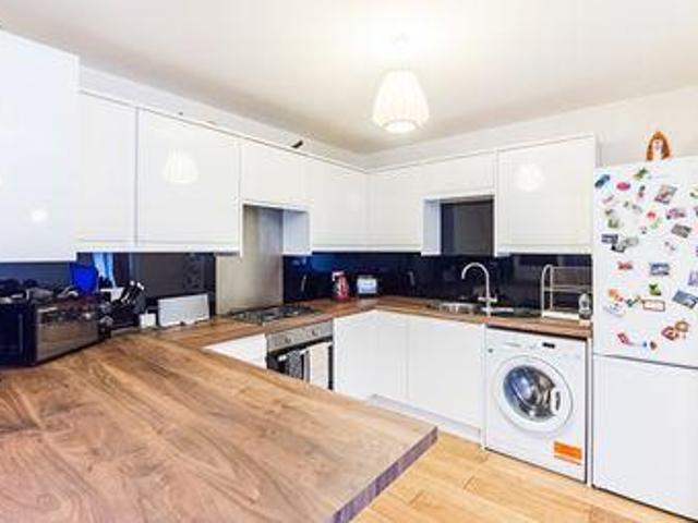 4 Bedrooms Flat for rent in Cedars Road, London SW4