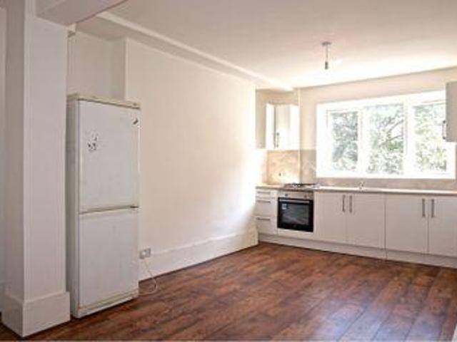 4 Bedrooms Flat for rent in Bamborough Gardens, Shepherds Bush W12