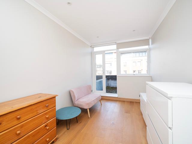 4 Bedrooms Flat for Rent in Bethnal Green Road, E2 | Foxtons