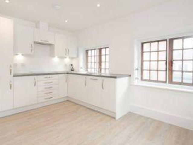 4 Bedrooms Flat for rent in Bishops Hall, Kingston KT1