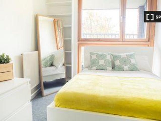 4 Bedrooms Flat for rent in Blantyre Walk, Worlds End Estate, London SW10