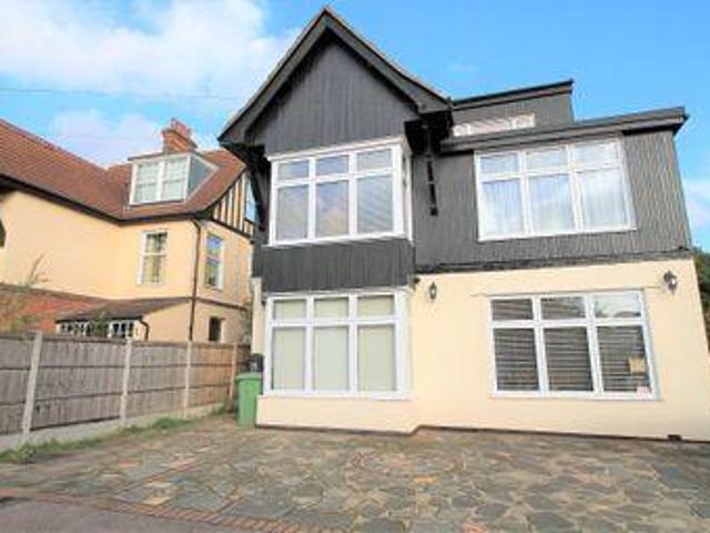 4 Bedrooms Flat for rent in Gilbert Road, Romford RM1