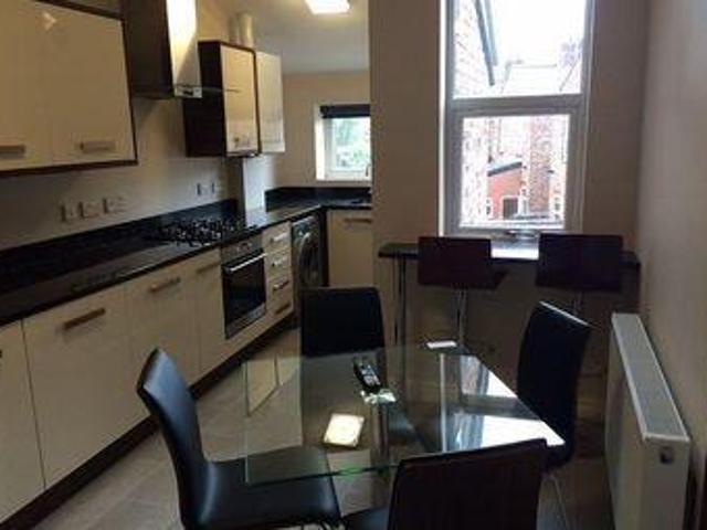 4 Bedrooms Flat for rent in Dickenson Road, Manchester M14