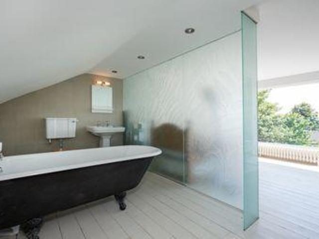 4 Bedrooms Flat for rent in Farleigh Road, London N16
