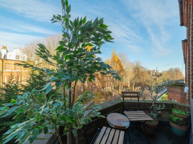 4 Bedrooms Flat for Rent in Fellows Road | Foxtons