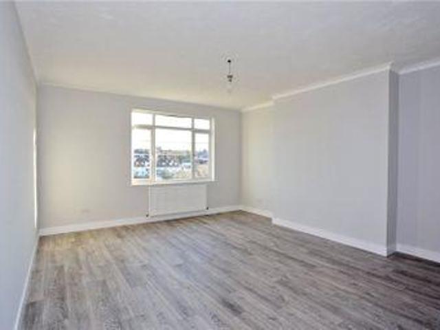 4 Bedrooms Flat for rent in Kinloss Court, London N3