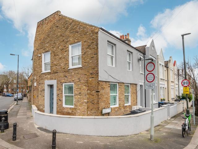 4 Bedrooms Flat for Rent in Haydon Park Road | Foxtons
