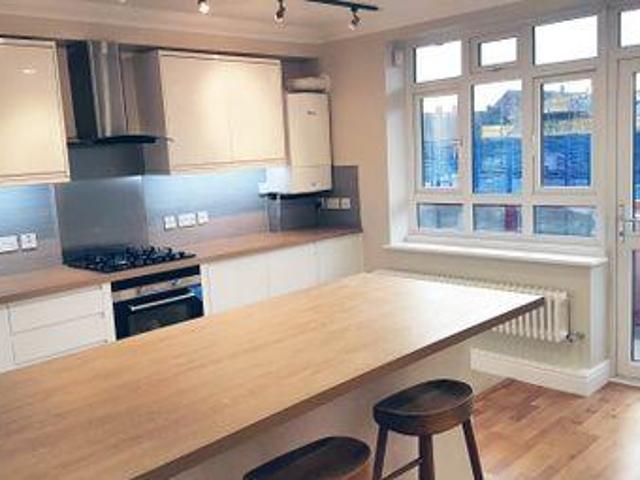 4 Bedrooms Flat for rent in Henley Street, London SW11