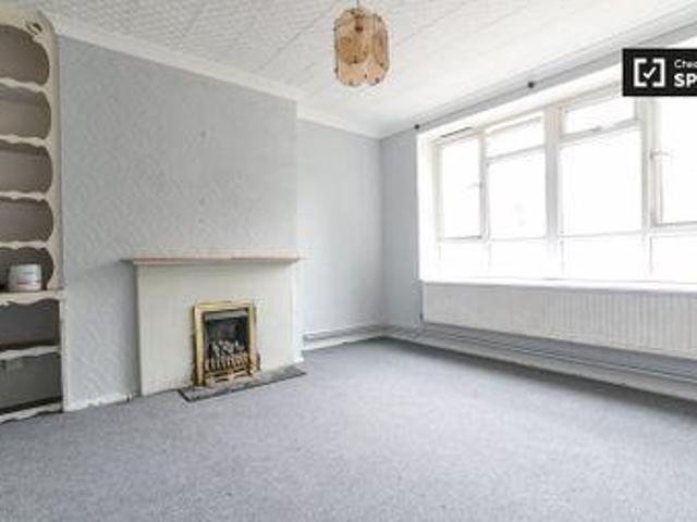 4 Bedrooms Flat for rent in Maple Avenue, London W3