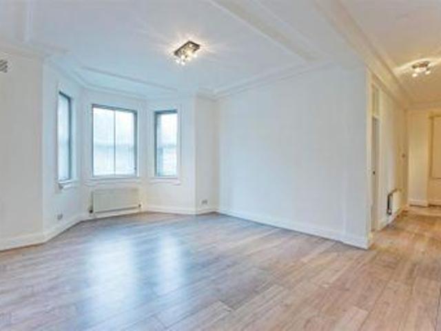 4 Bedrooms Flat for rent in North Circular Road, London NW11
