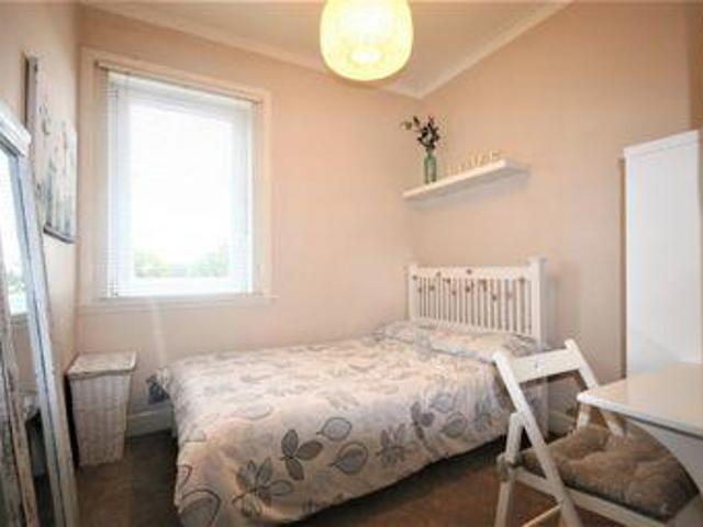 4 Bedrooms Flat for rent in Niddrie Mains Road, Niddrie, Edinburgh EH16