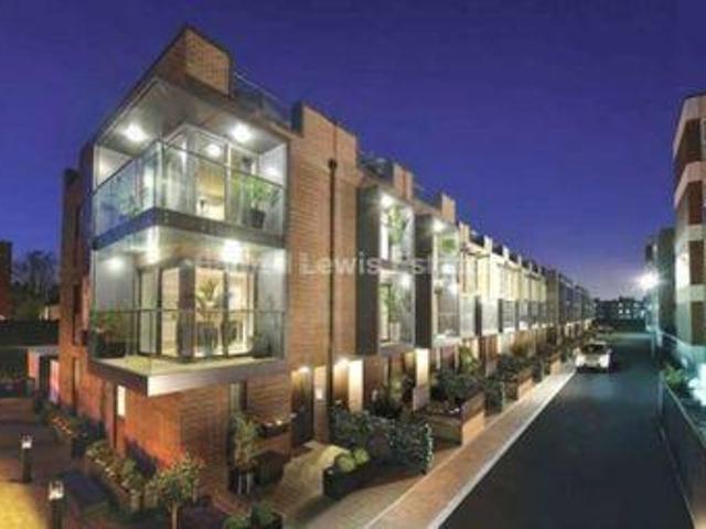 4 Bedrooms Flat for rent in Sir Alexander Road, London W3