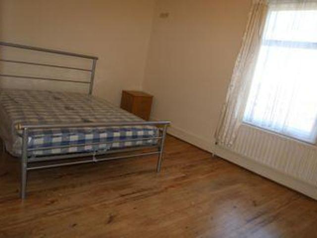 4 Bedrooms Flat for rent in Sladale Road, Plumstead, London SE18