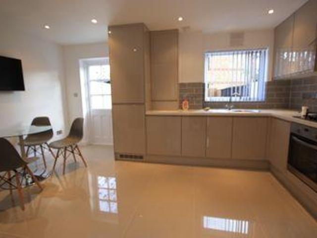 4 Bedrooms Flat for rent in Stanford Place, Walworth SE17