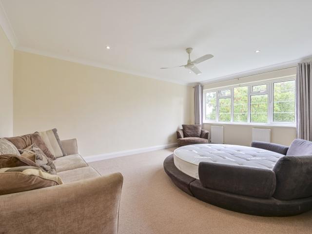 4 Bedrooms Flat for Rent in Raymond Road | Foxtons