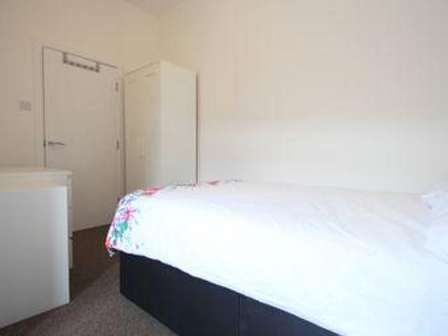 4 Bedrooms Flat for rent in Regent Terrace, Hyde Park, Leeds LS6