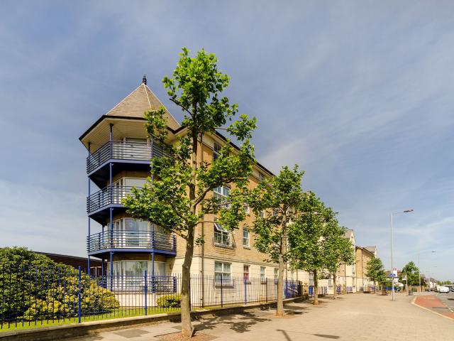 4 Bedrooms Flat for Rent in Richmond Road | Foxtons