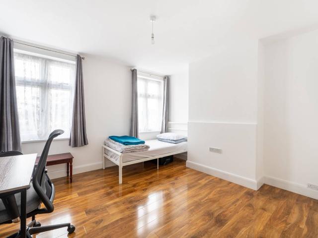 4 Bedrooms Flat for Rent in Watford Road | Foxtons