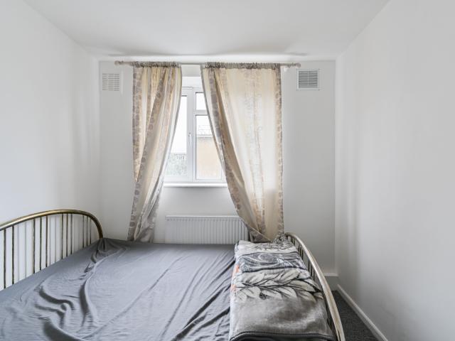 4 Bedrooms Flat for Rent in Weir Road | Foxtons