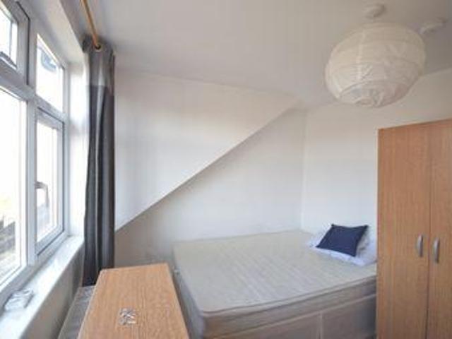 4 Bedrooms Flat for rent in Tollington Road, London N7
